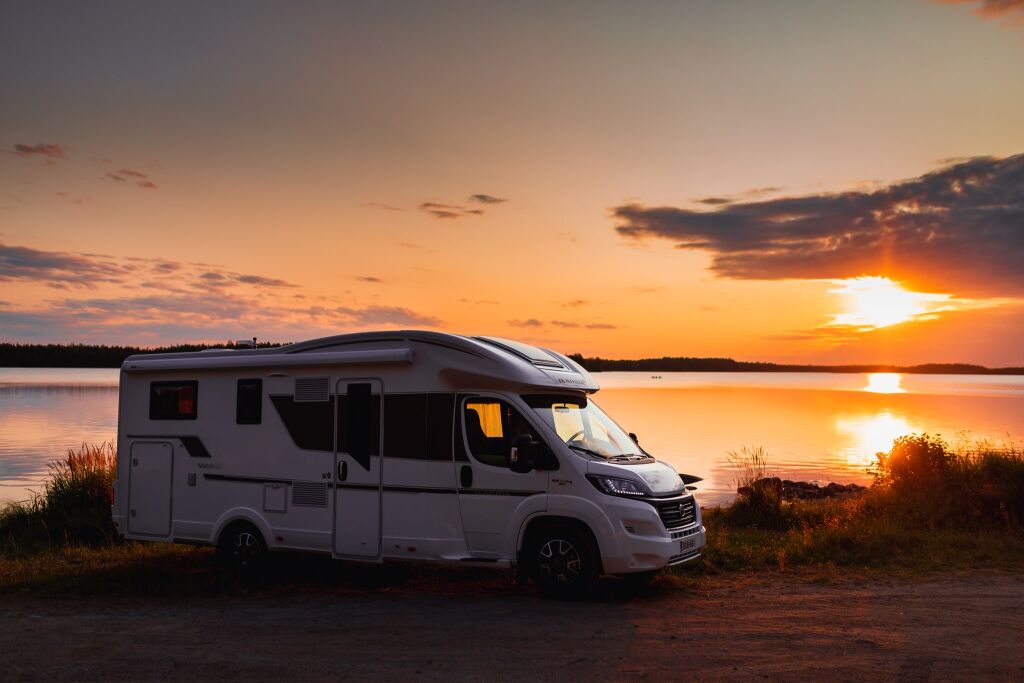 Puoli-integroidut matkailuautot | J. Rinta-Jouppi